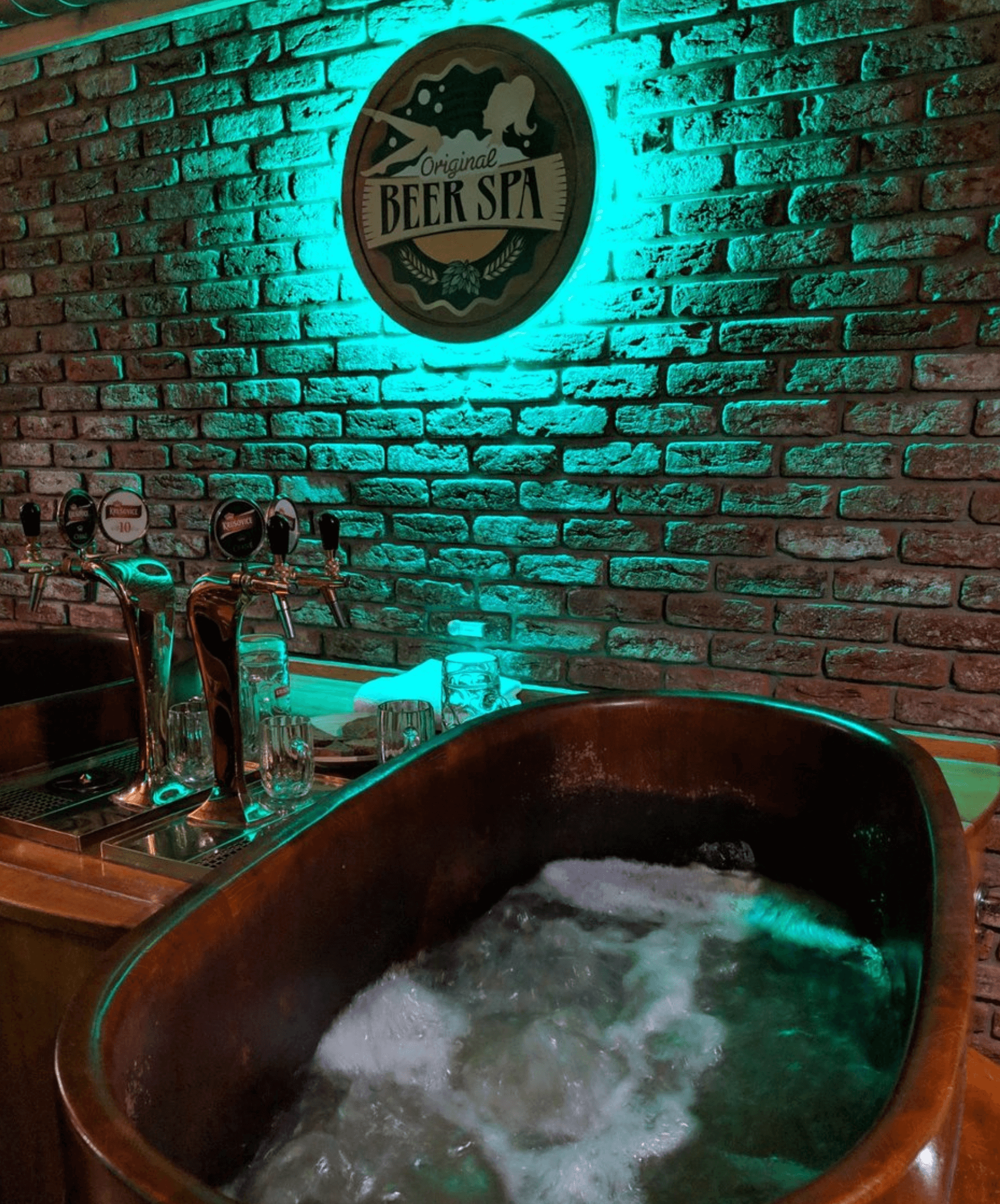 Als bier drinken niet meer genoeg is, neem je een bierbad in de bierspa ...