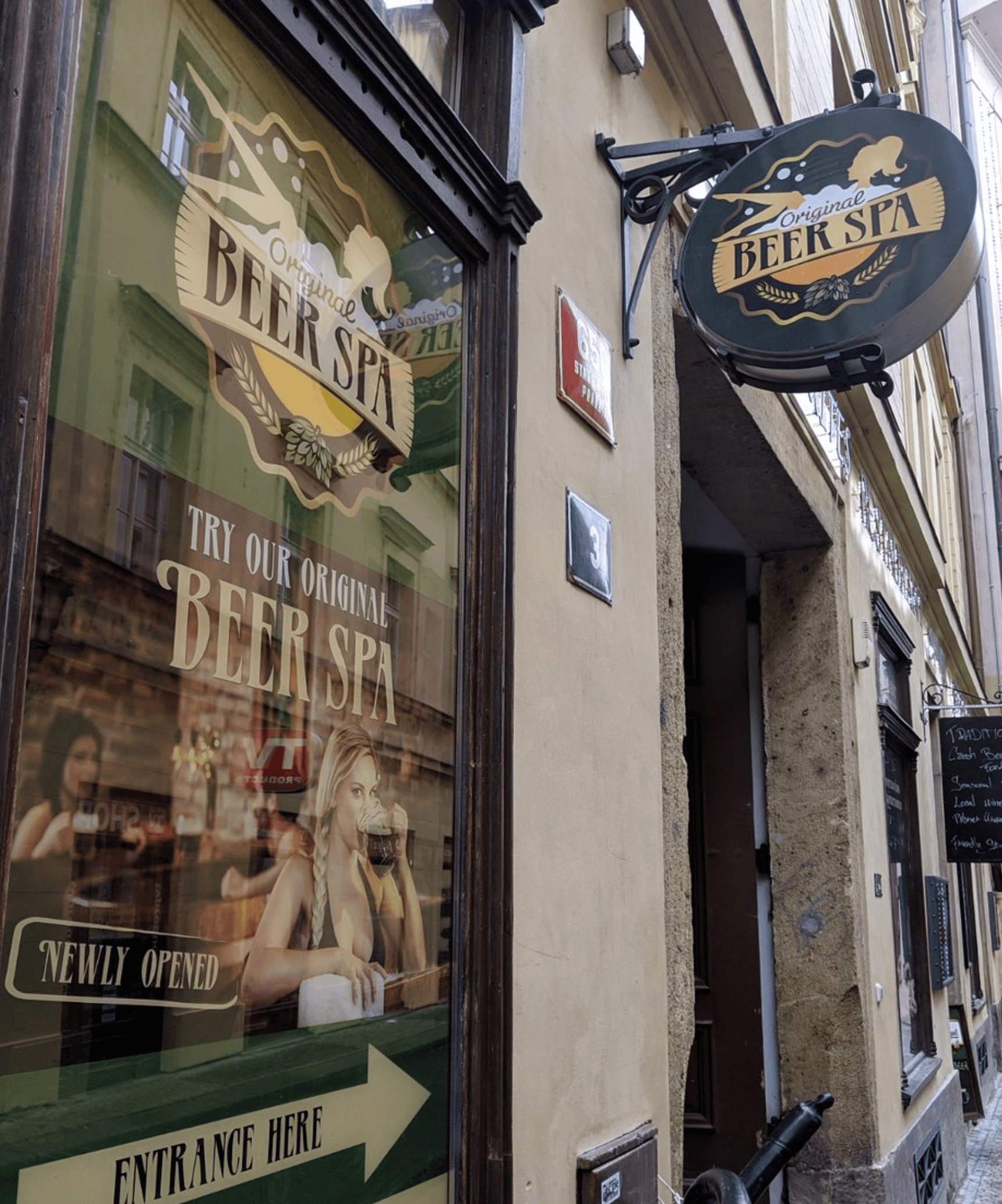 Als bier drinken niet meer genoeg is, neem je een bierbad in de bierspa ...